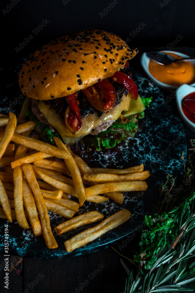 hamburguesa de res con Carne de res, portobello, tomate deshidratado ...
