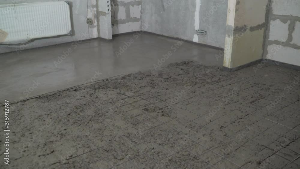 Vidéo Stock The process of leveling floors in the apartment with a ...