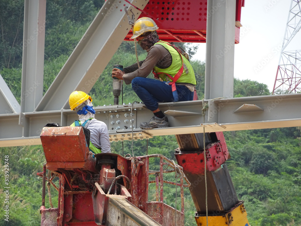 Construction workers working at height installing the steel structure ...