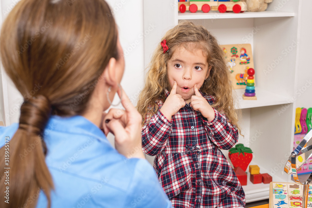 Young girl in speech therapy office. Preschooler exercising correct ...