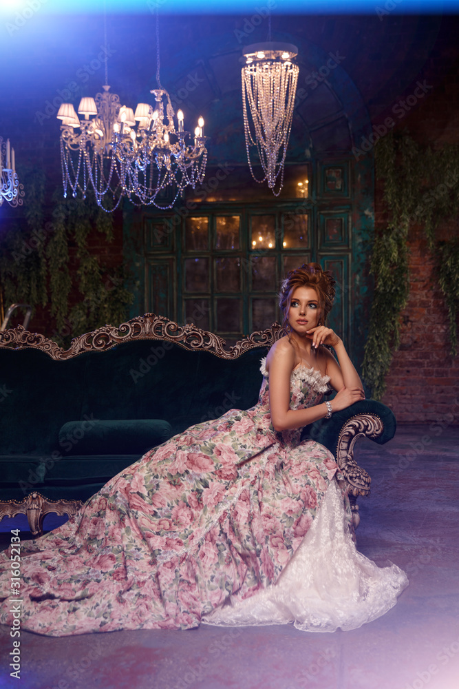 Foto de Luxury model in vintage style. Beautiful woman with a stunning ...