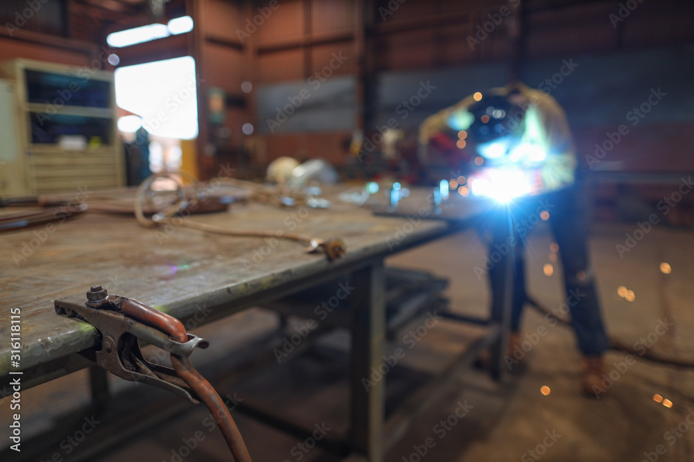 Isolated arc welder using earth clamp on the side table with defocused ...