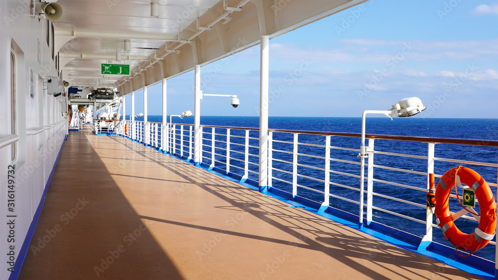 Foto de walk deck on a cruise ship. safety on the ship, lifeboat ...