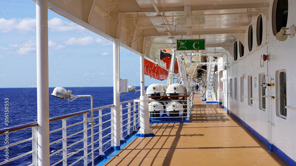 Foto de walk deck on a cruise ship. safety on the ship, lifeboat ...