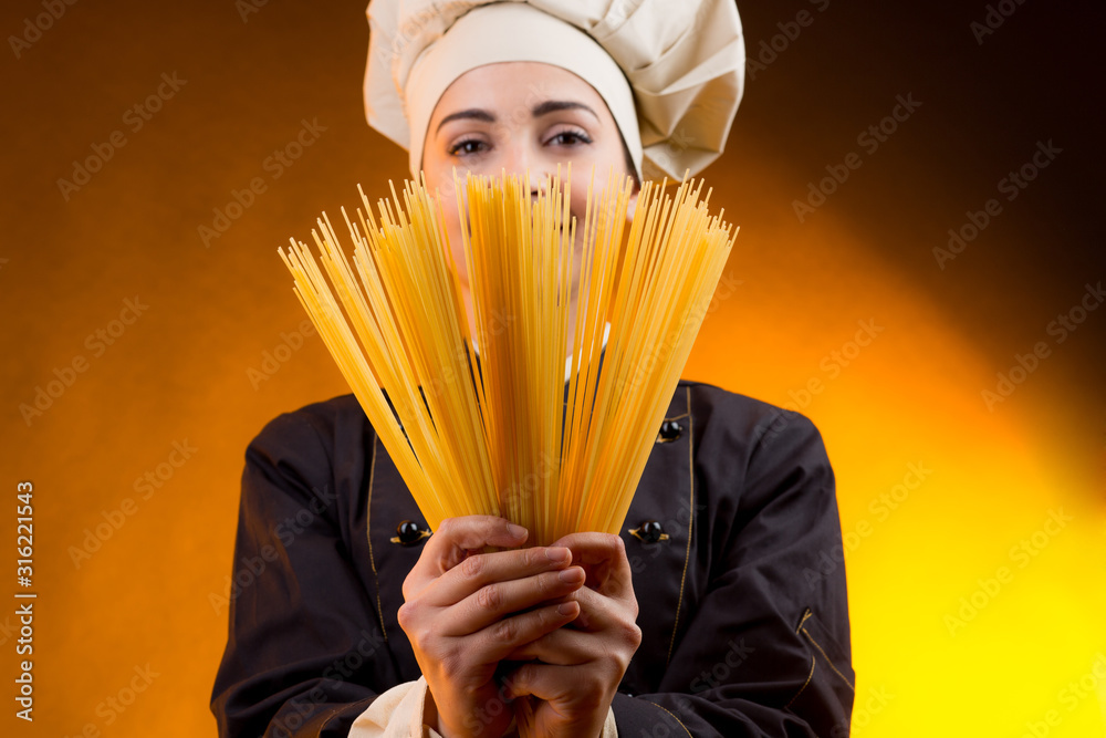 Chef con Capello e divisa mostra a ventaglio degli spaghetti - sfongo ...