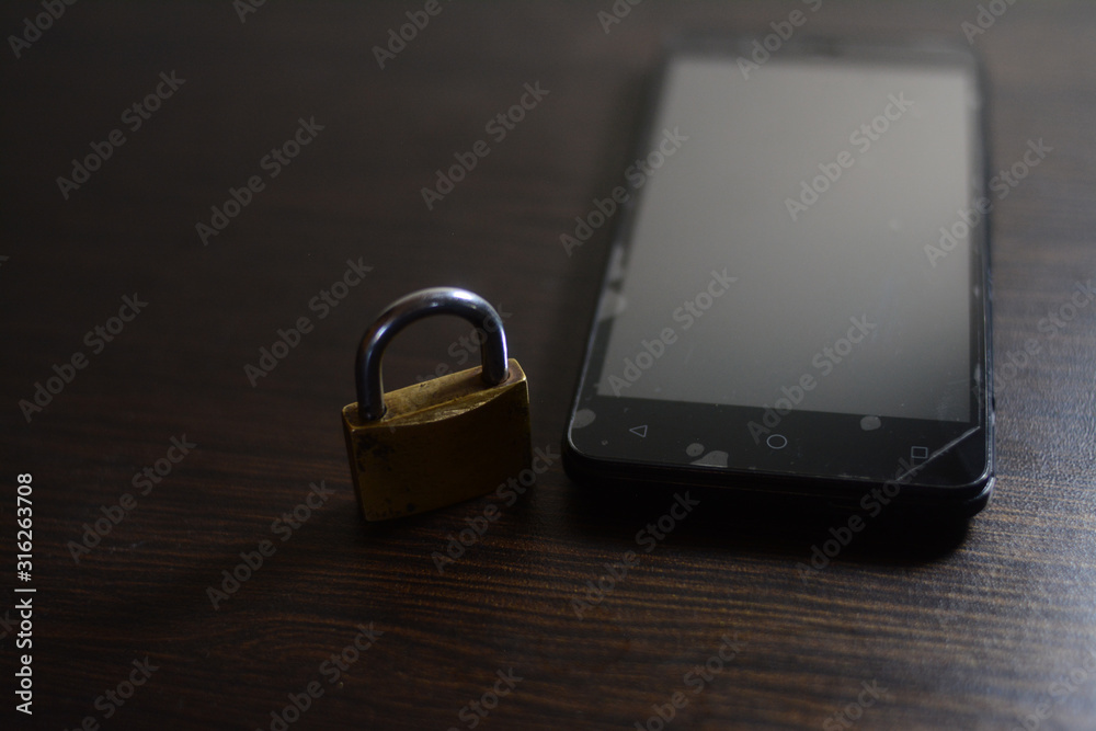Candado de seguridad y telefono celular Stock Photo | Adobe Stock