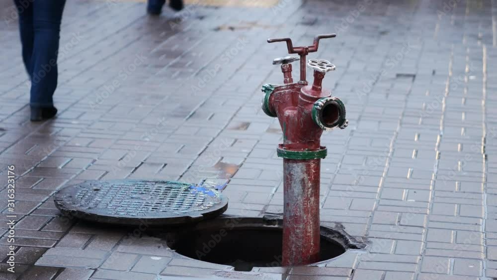 Vídeo do Stock: Fire hydrant connected to an open hatch in the city ...