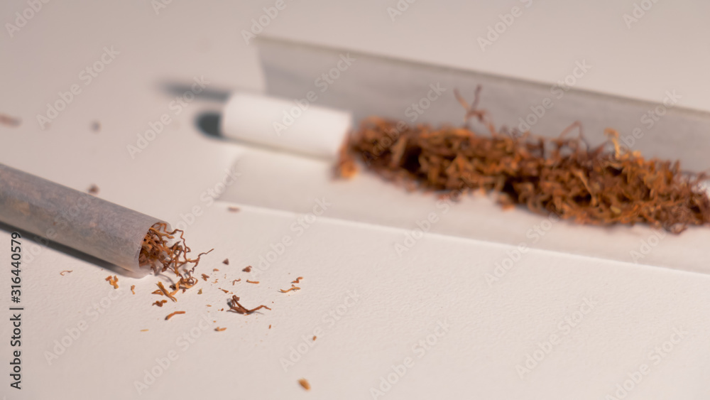 Cigarrillos para liar aislados sobre fondo blanco y luz cálida sobre ...