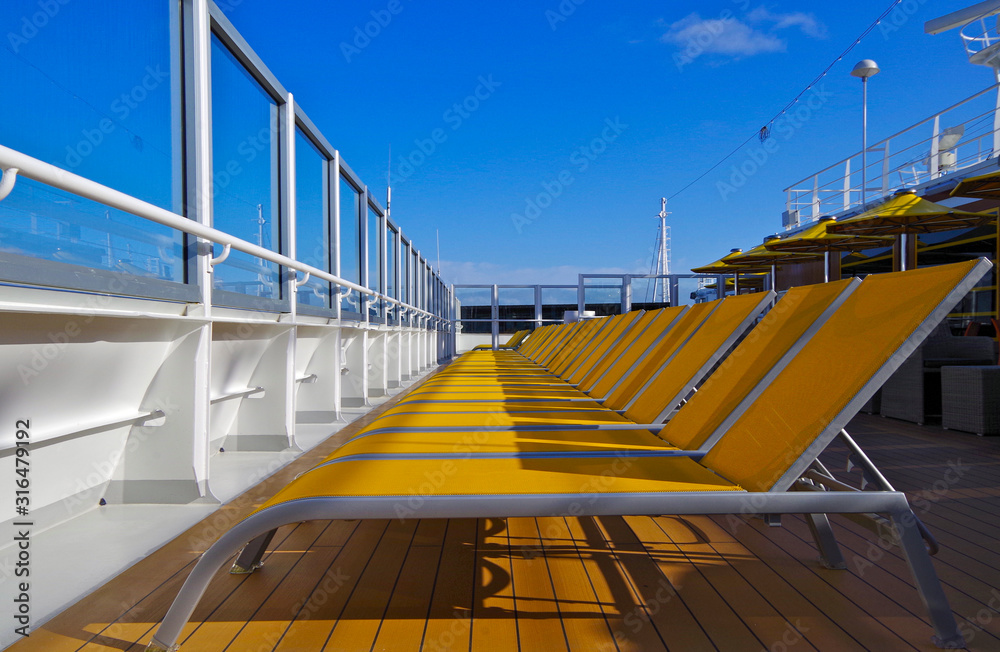 Foto de Relaxing on outdoor promenade with sun umbrellas and deck ...