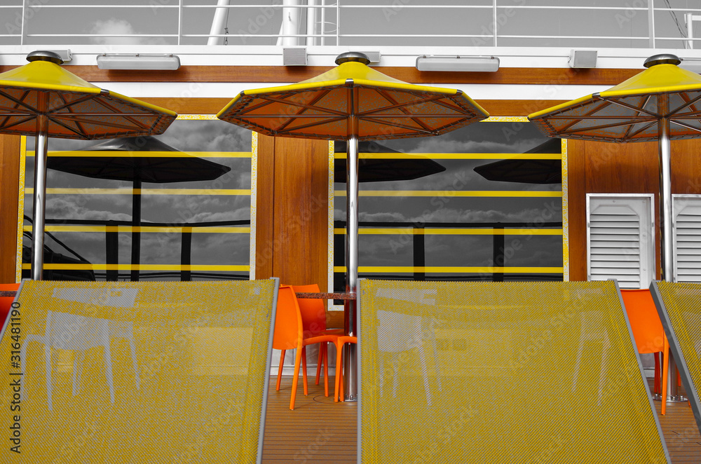 Foto de Relaxing on outdoor promenade with sun umbrellas and deck ...