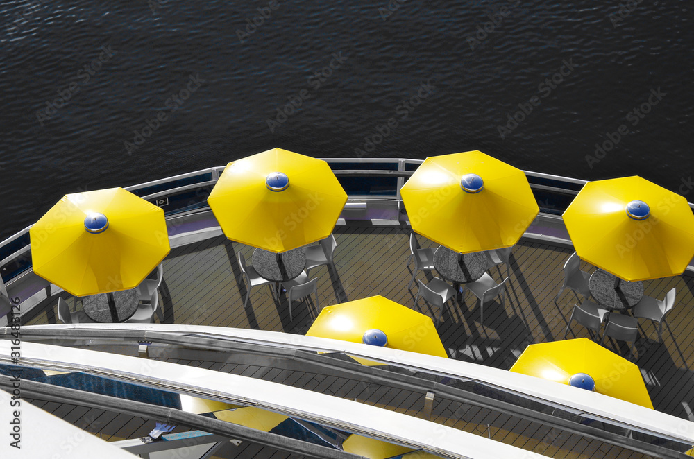 Foto de Relaxing on outdoor promenade with sun umbrellas and deck ...