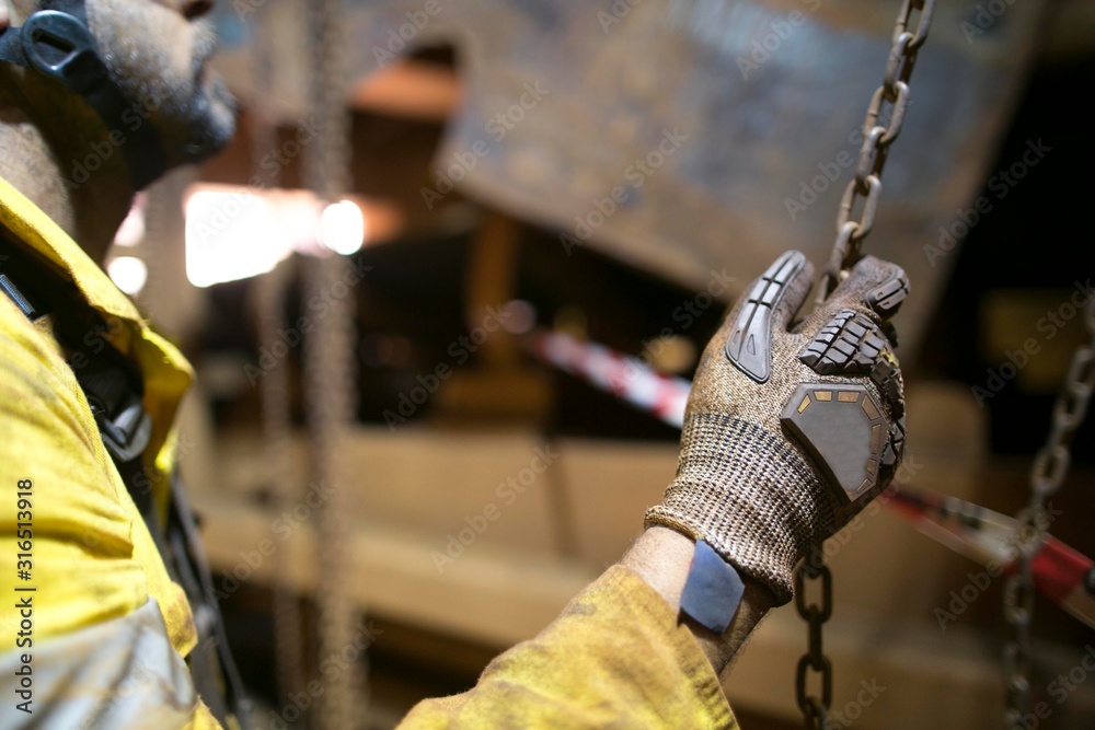 Foto de Close up picture of rigger hand commencing pulling a heavy duty ...