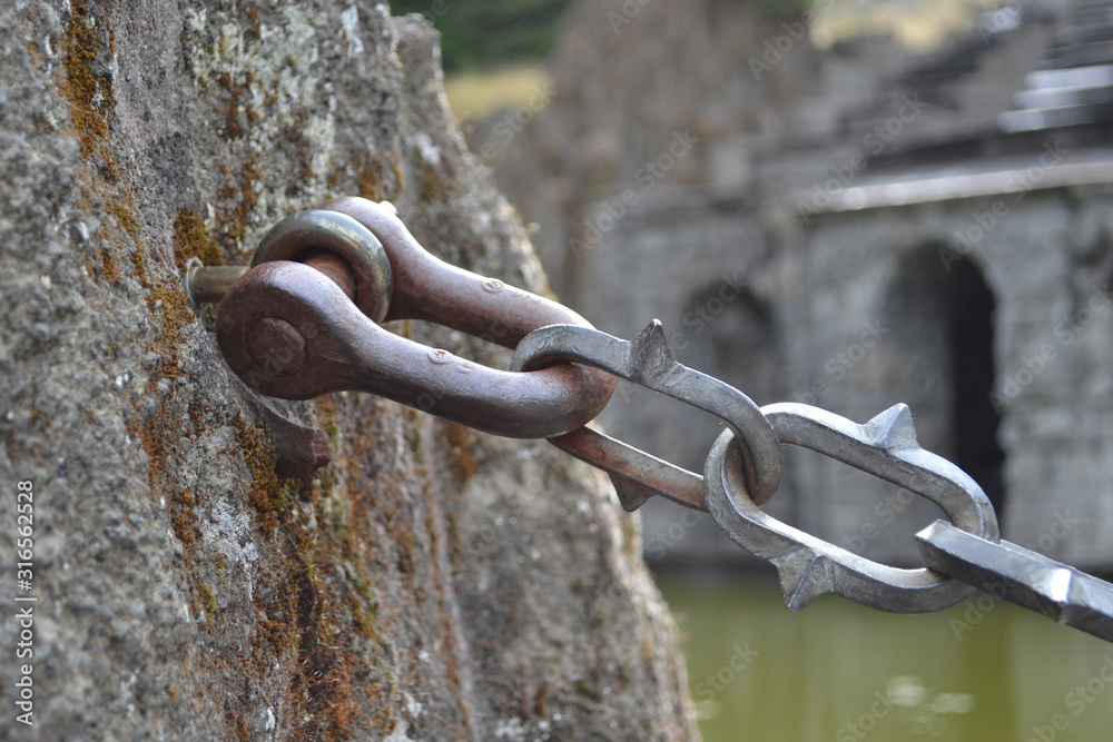 Attaching a metal chain to a large stone. Connecting the rigging ...