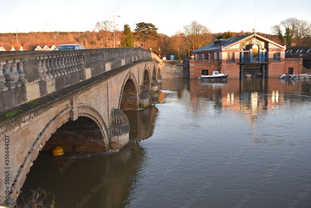 Foto de Stone five arch bridge over river Thames between Oxfordshire ...