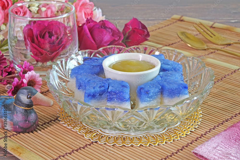 Thai dessert : Sticky rice cake and custard, dessert for wedding ...
