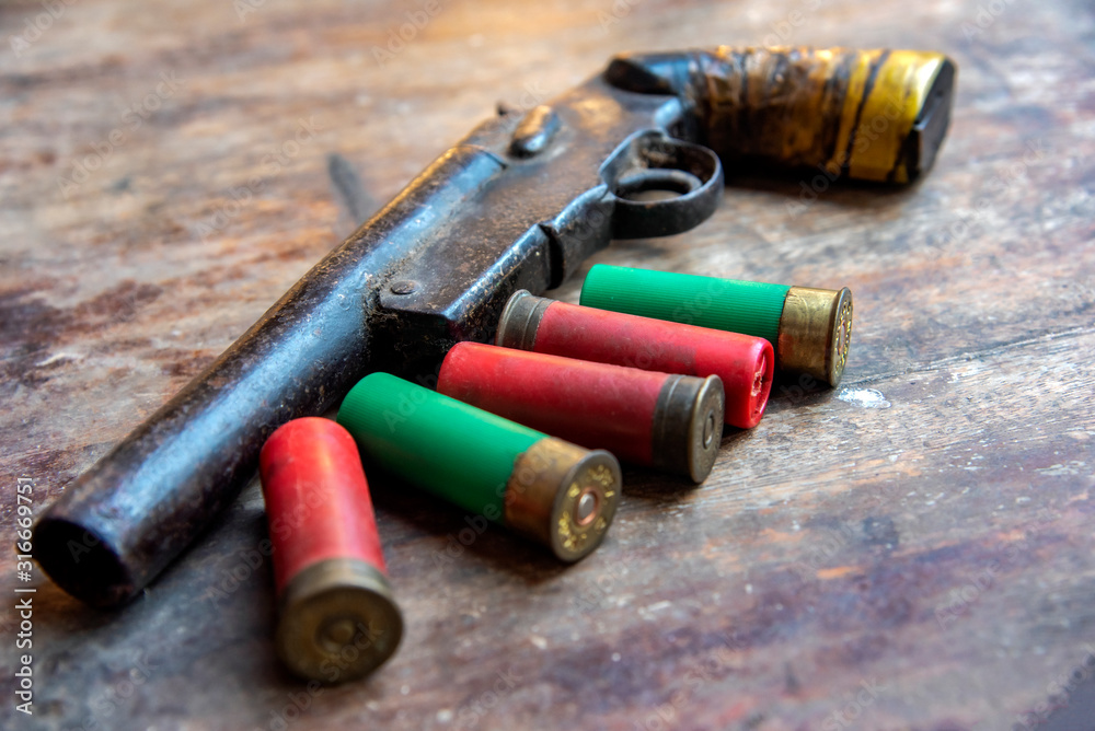 Foto de Guns and ammunition placed in a wooden table,Short guns and ...