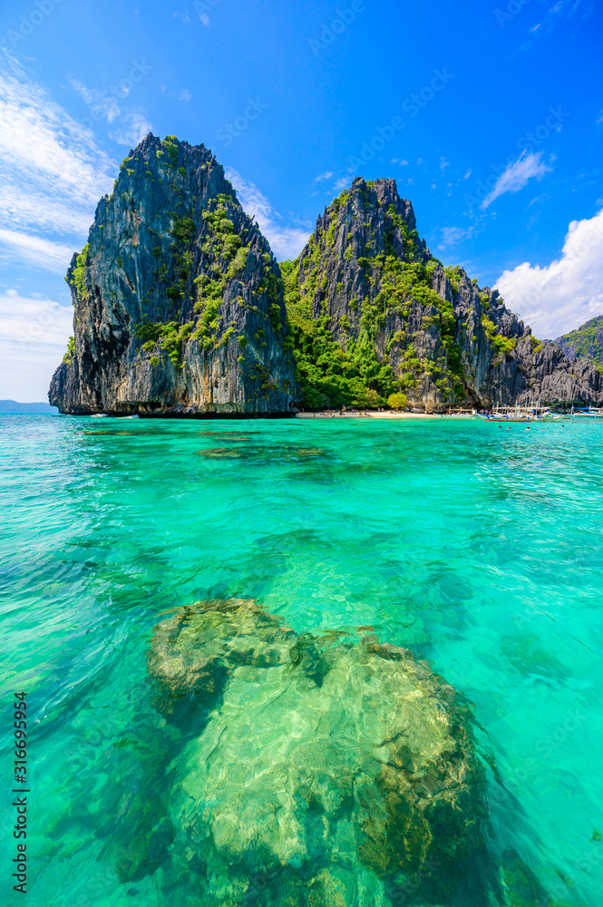 Tropical Shimizu Island and paradise beach, El Nido, Palawan ...
