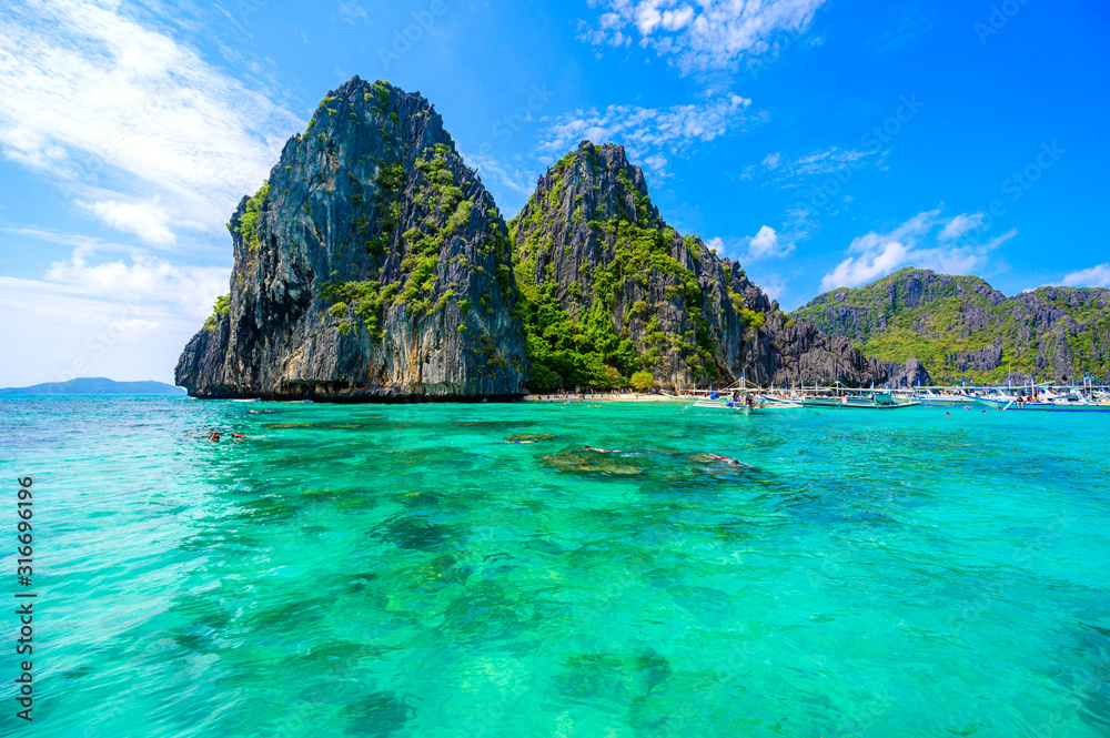 Foto de Tropical Shimizu Island and paradise beach, El Nido, Palawan ...
