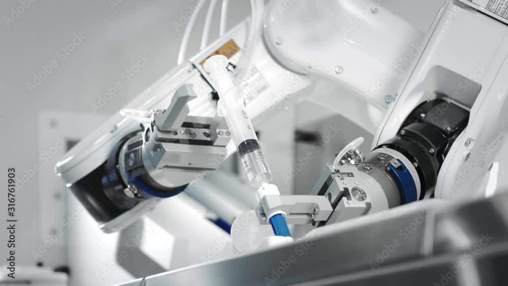 Vidéo Stock The innovative arms of a robotic arm make an injection of ...