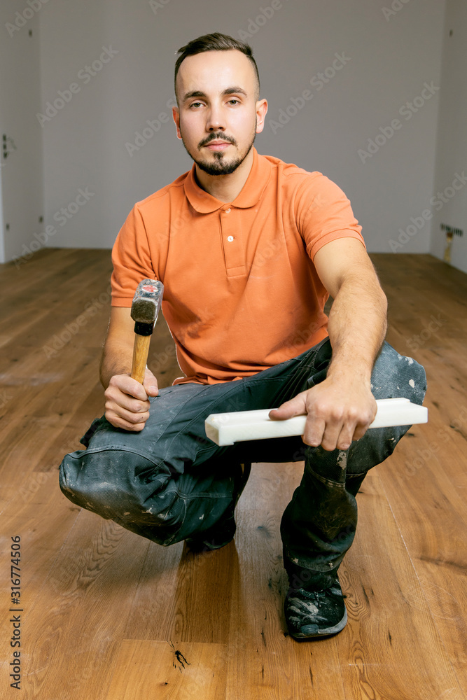 Porträt von einem Handwerker in einem neubau Haus Stock Photo | Adobe Stock