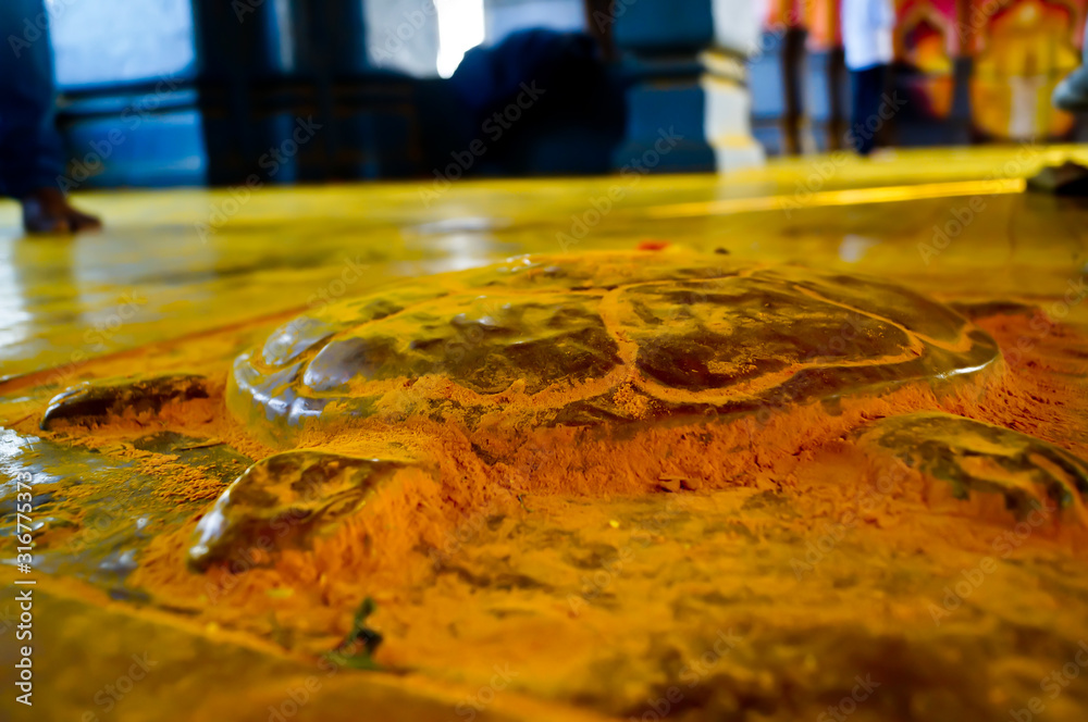 Foto de Turtle carving over the stone in hindu temple entrance. Turtle ...