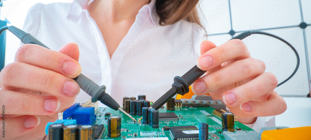 Young woman with measuring devices in the electronics engineer ...