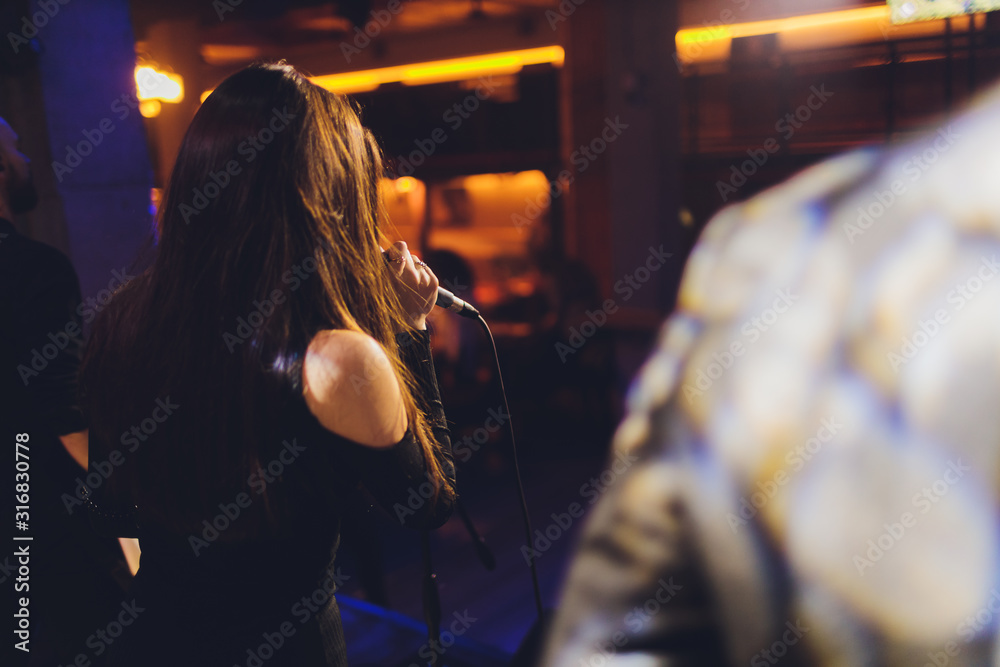 Beautiful Singing Girl. Beauty Glamor fashion Woman with Microphone ...