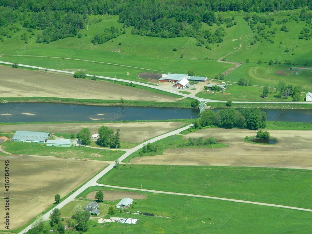 Aerial view of farm land and river foto de Stock | Adobe Stock
