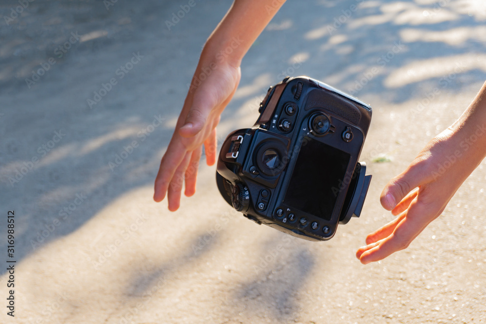 The camera falls from the hands of the photographer and he catches him ...