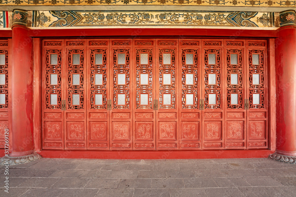 red wooden door or gate,ancient Chinese architecture: garden Stock ...
