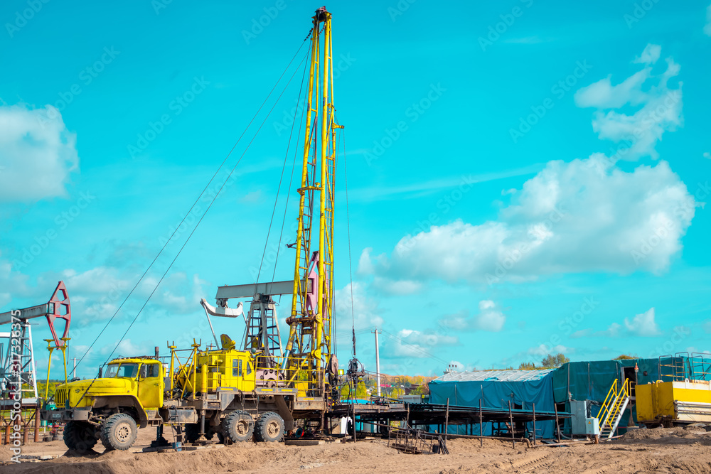 Foto de Workover rig working on a previously drilled well trying to ...