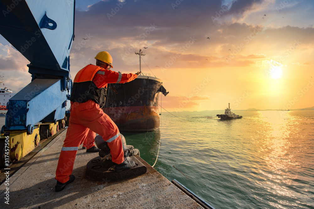 Foto de mooring man in charge of safety sailing of the ship leaving ...