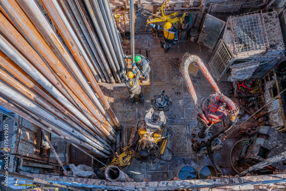 Fotografia do Stock: Offshore oil rig worker prepare tool and equipment ...