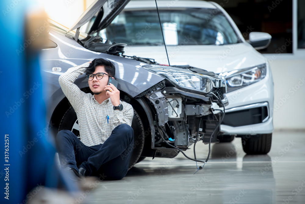The handsome man had a stressful gesture after the damaged car was hit ...