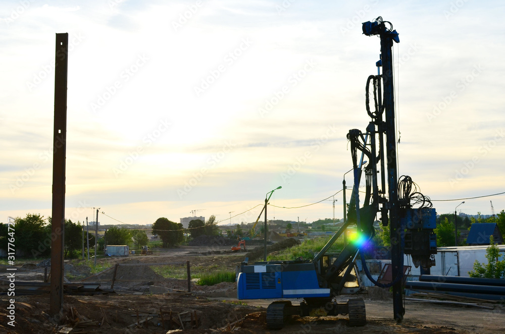 Foto de Vibrating hydraulic hammer. The hydraulically driven free-fall ...