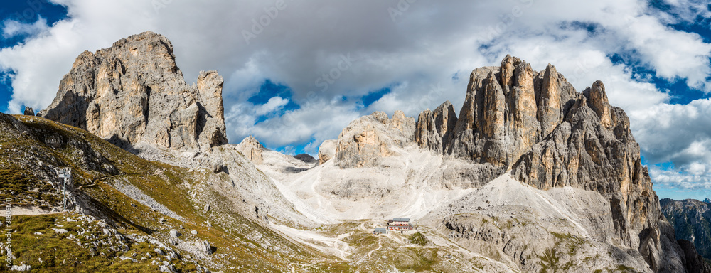 Foto de Mountain landscape in Pala group in Dolomites (IT), view of ...