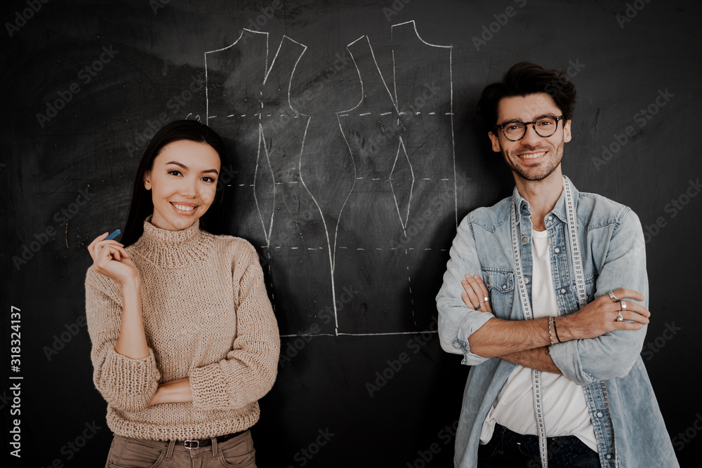 Foto de Two professional tailors deliver a teaching lecture at their ...