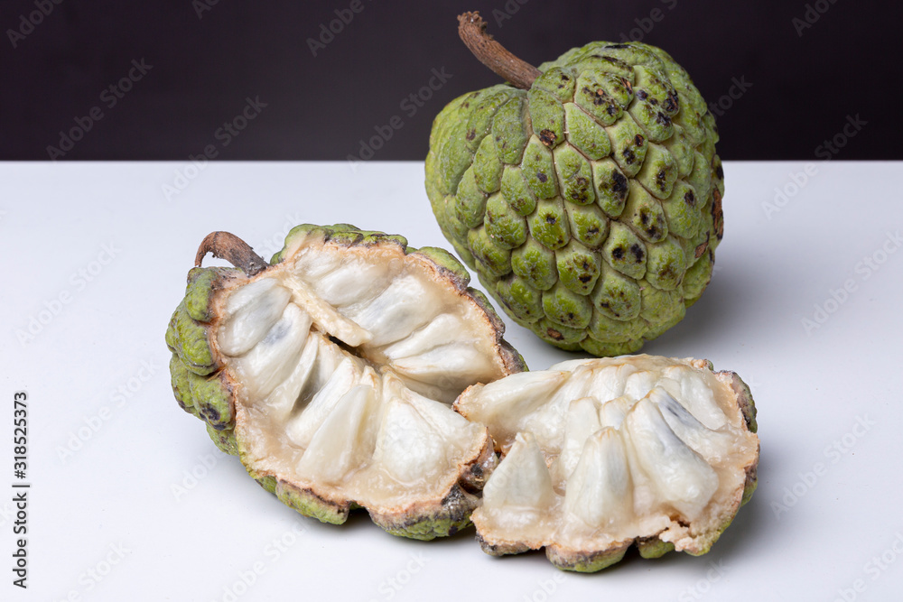 Foto de Top down view of opened up and intact Sugar-apple or 'Fruta de ...