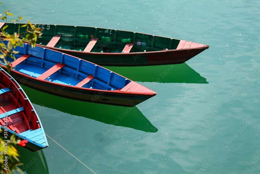 Foto de Colorful traditional Nepalese wooden boats in the famous Fewa ...