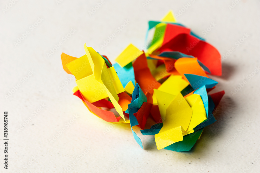 Trocitos de papel de colores arrugados en una bola sobre un escritorio ...