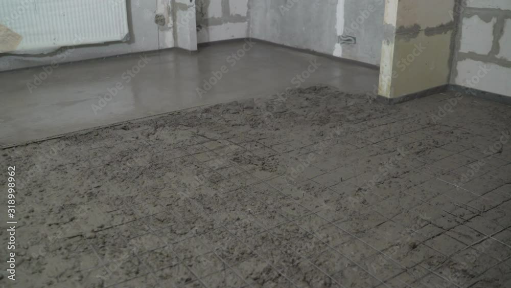 Stockvideo Leveling the floor with a long spatula. Builder levels a ...