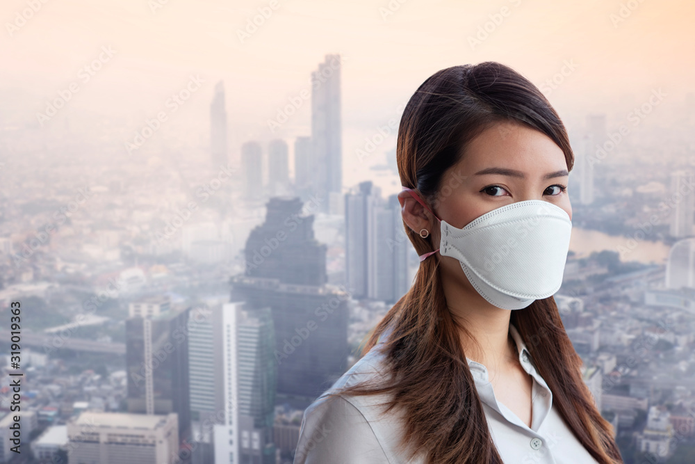 City air pollution concept. Close up woman wearing N95 mask to air ...