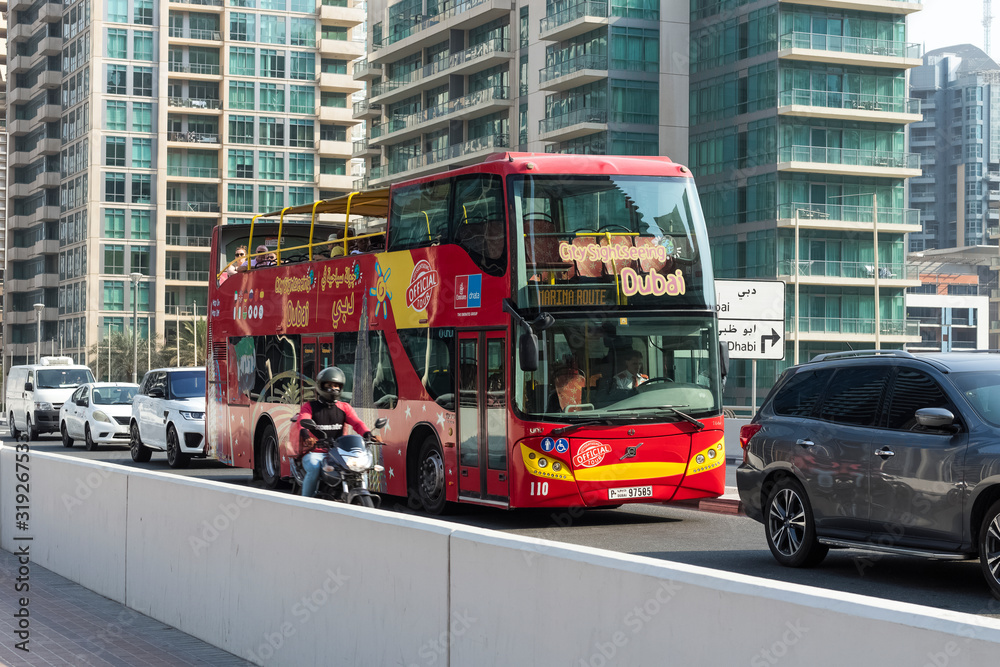 Red tourist bus in Dubai Marine. Official City Sightseeing tour foto de ...