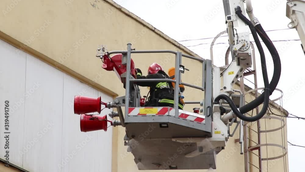 Rescuers rise on the rise to eliminate the fire. Firefighters battle ...