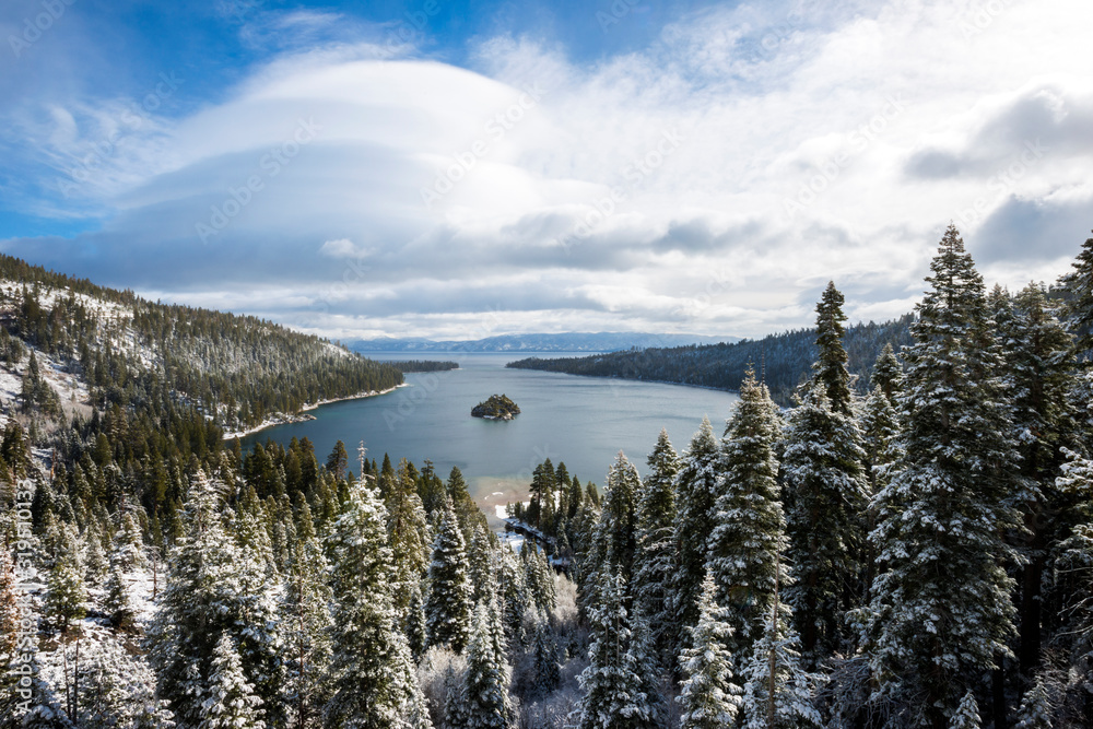 Fotografia do Stock: Snow covered trees surround Emerald Bay in the ...
