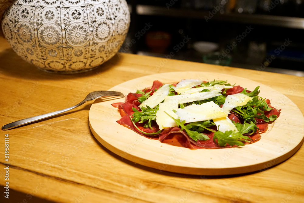 Tipico piatto italiano con bresaola rucola e parmigiano Stock Photo ...