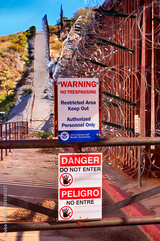 Foto de Warning signs in both English and Spanish at the US-Mexican ...
