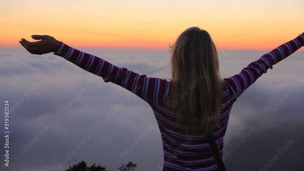 Silhouette d'une jeune femme libre Stock Photo | Adobe Stock