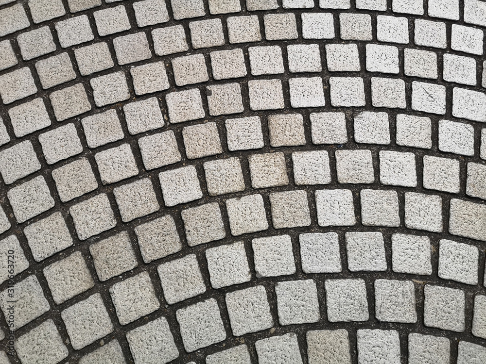 Foto de op view, curve pattern of grey cobblestones paving on a street ...