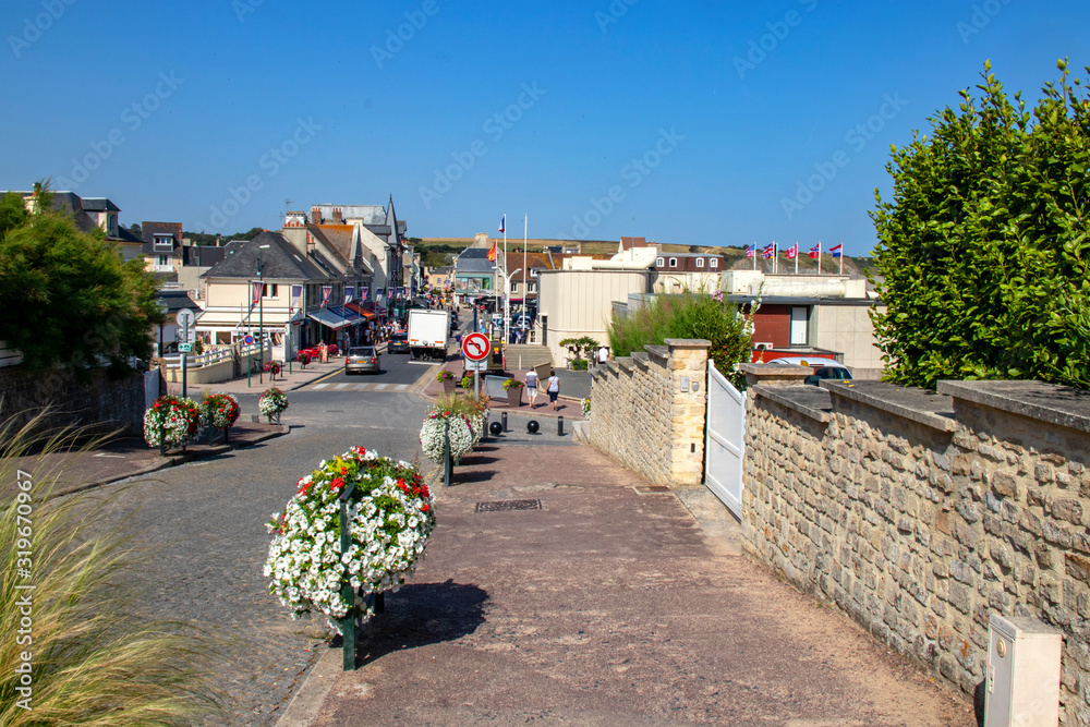 Arromanches-sur-mer. Rue principale en front de mer. Calvados ...